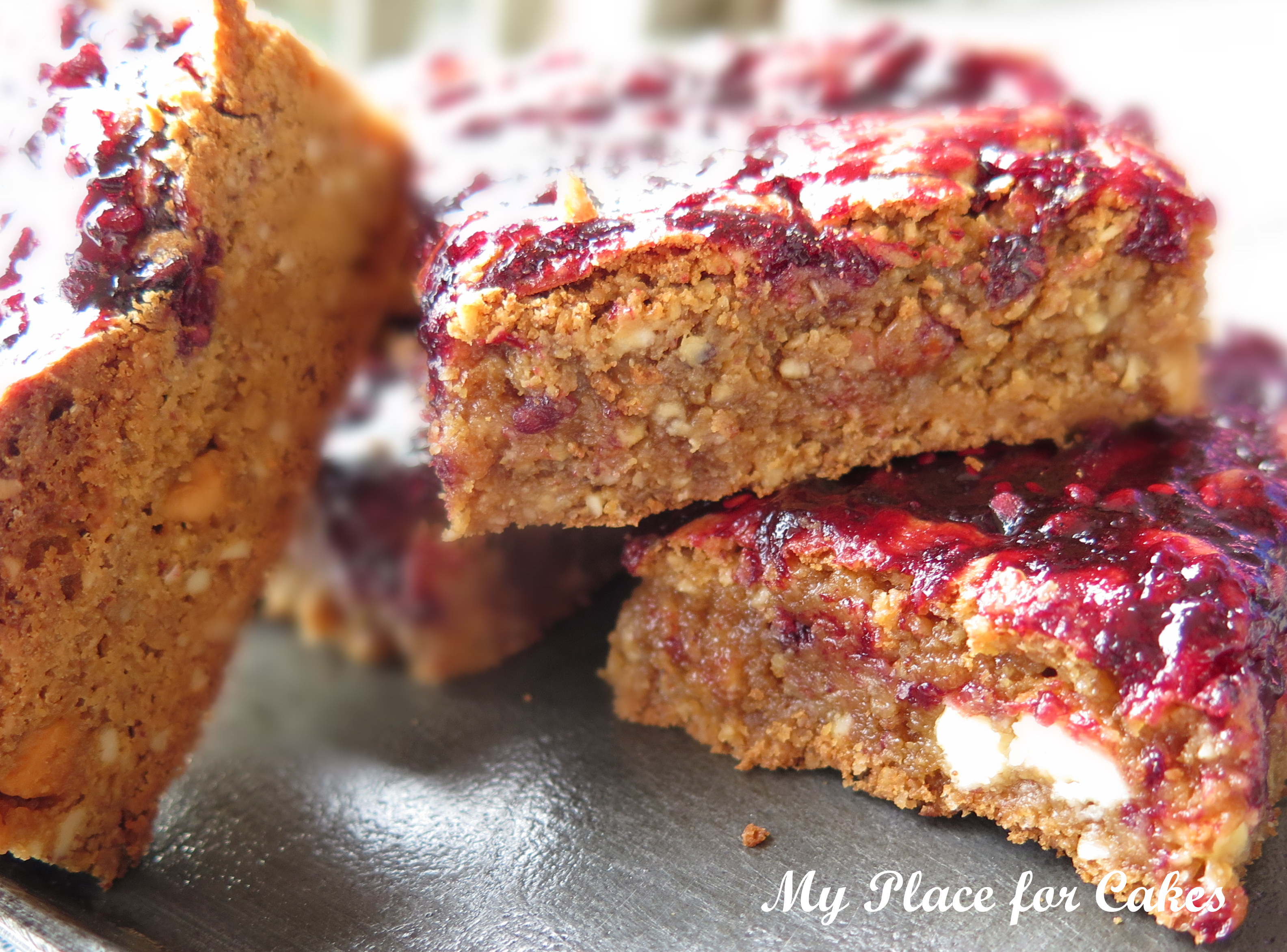 Små kager med hvid chokolade og brombærmarmelade
